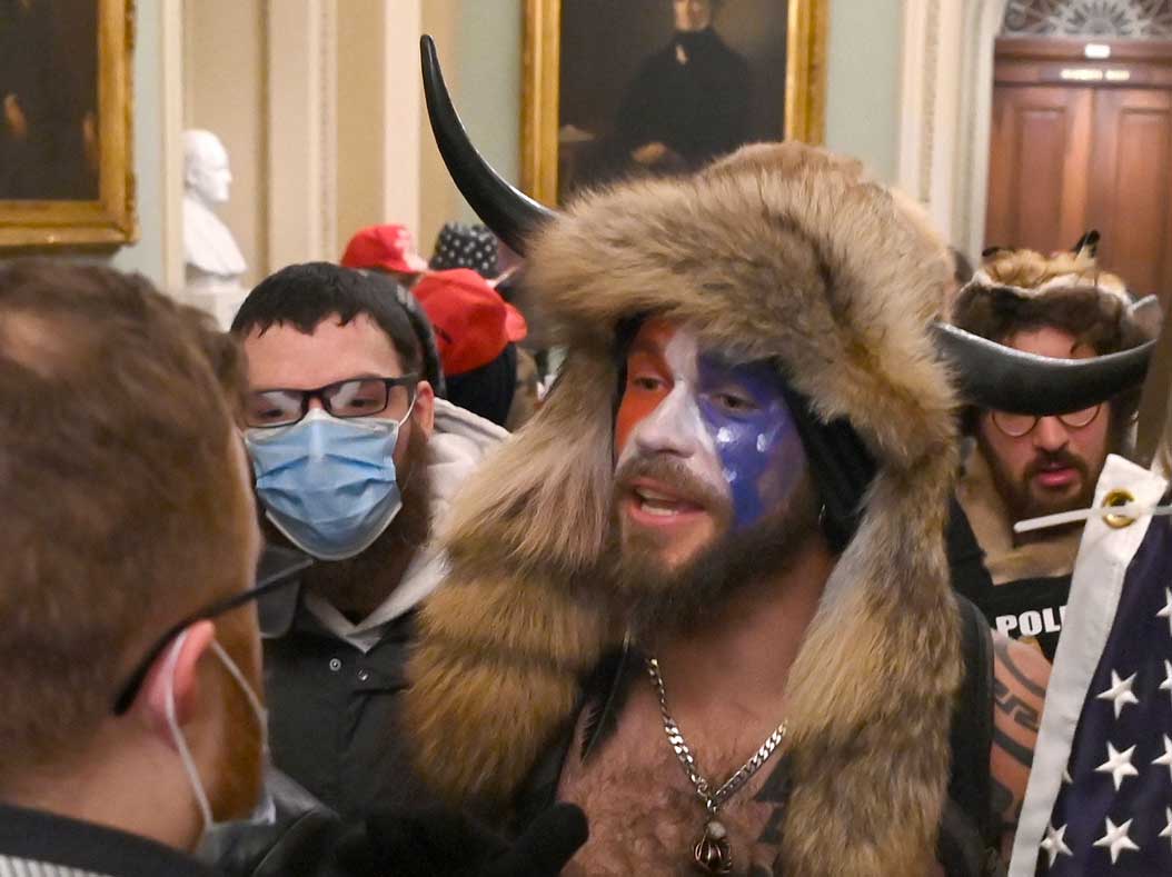 Quién es Jake Angeli –alias Q-Shaman–, el activista pro Trump que ...