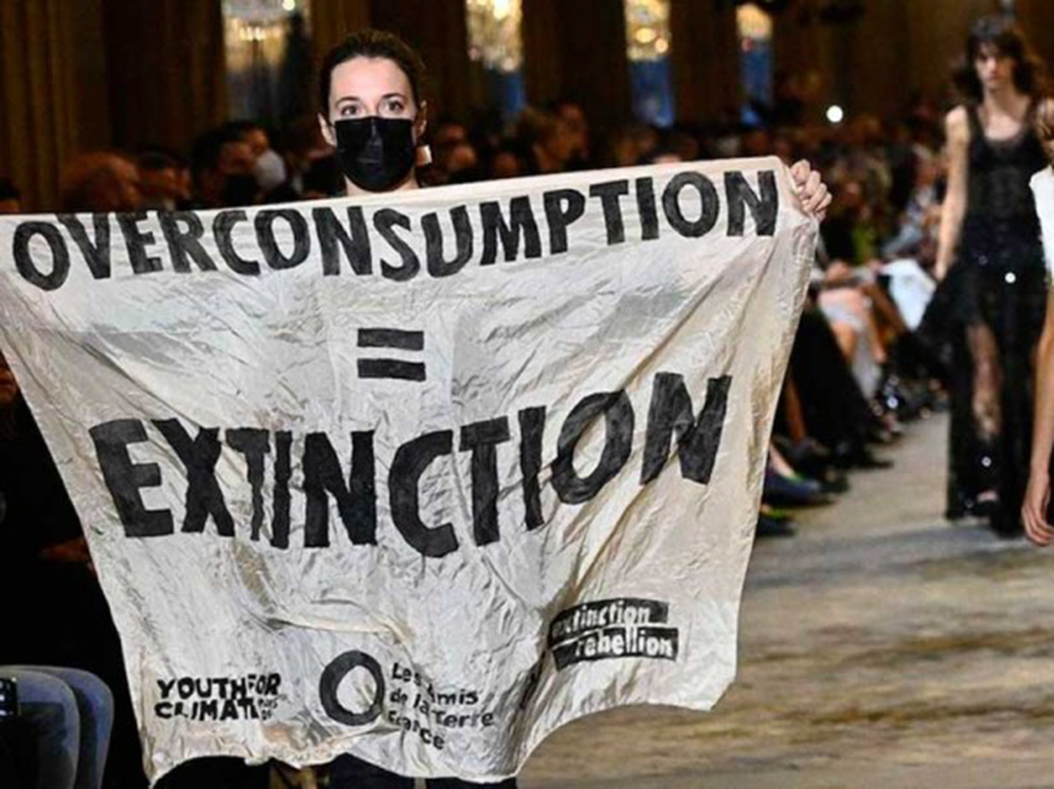 Semana de la Moda de París: dos activistas irrumpieron en el mismo ...