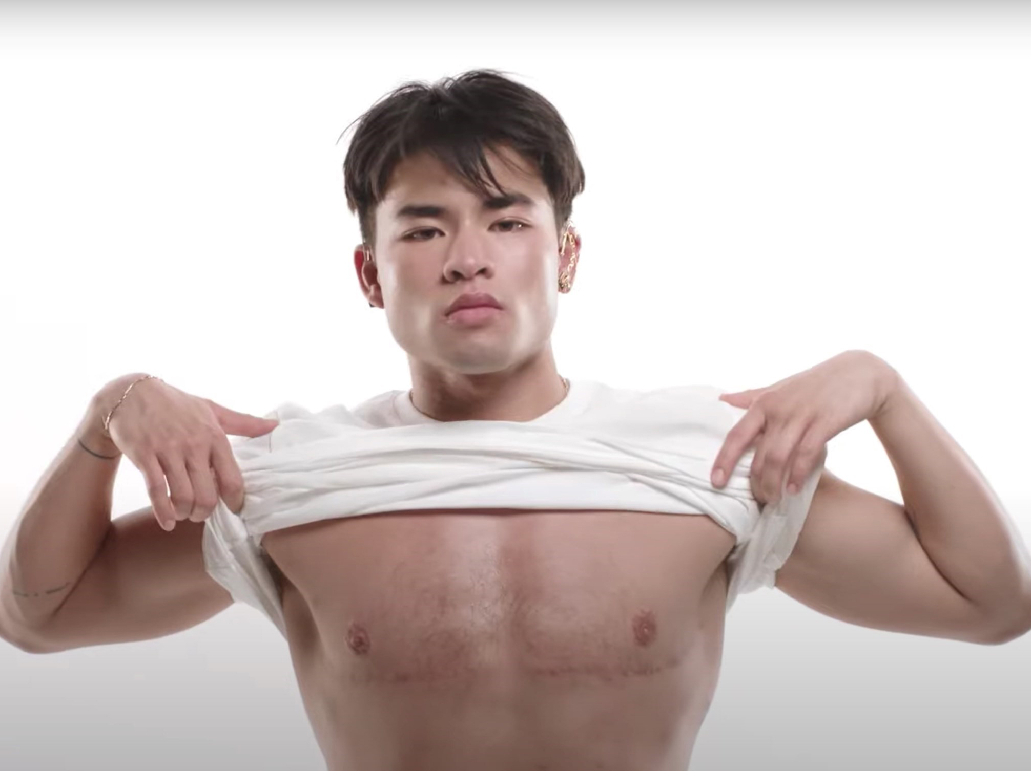 Quién es Chella Man, el youtuber trans y sordo que hace historia en la ...