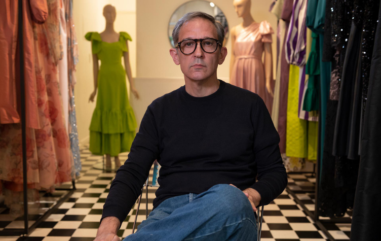 Quién es Adrián Brown, el diseñador favorito de las famosas: nació en ...