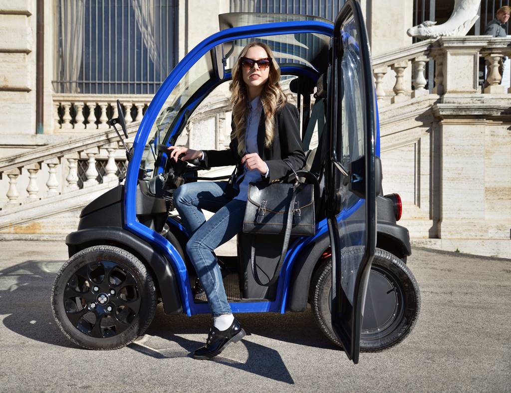 El microcar eléctrico con las cualidades de una moto que es furor en ...