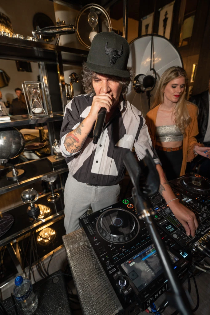 Benjamin Vicuña y Camila Homs coincidieron en la inauguración de Bang ...