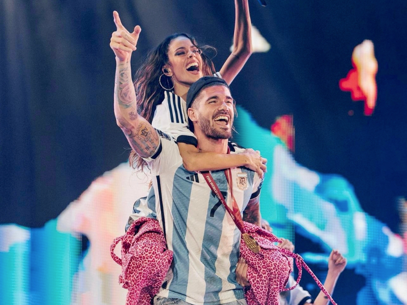 Tini invitó a Rodrigo De Paul al escenario: levantaron la Copa ...