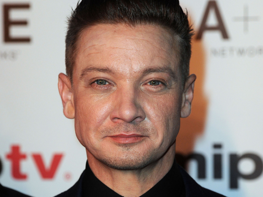 Desde el hospital, Jeremy Renner celebró su cumpleaños y agradeció a ...