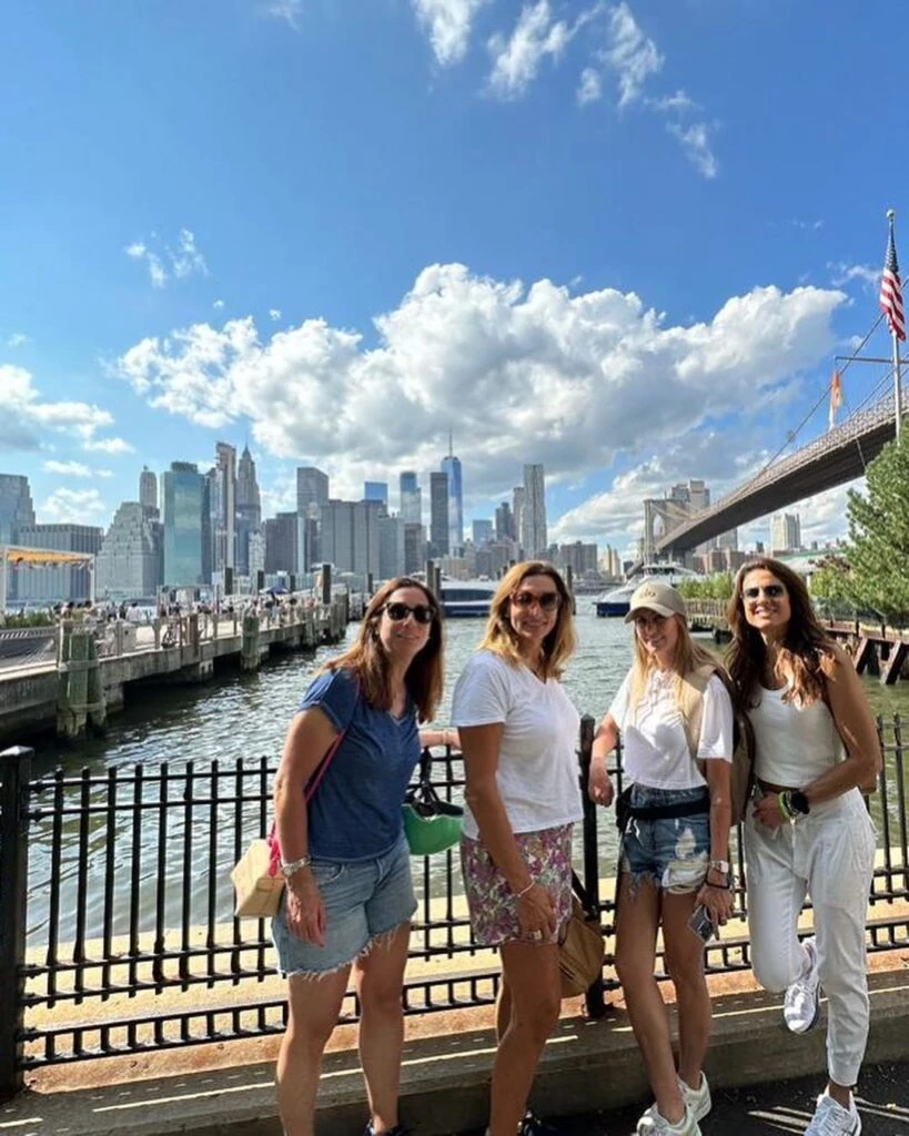 Gabriela Sabatini recorre Nueva York en bicicleta con amigos y colegas ...