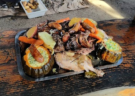 Los secretos del curanto, el plato típico de Colonia Suiza: el ...