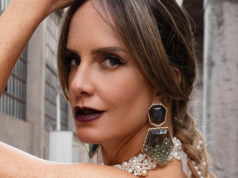 Diana Bolocco llevó con elegancia unos maxi pendientes y se sumerge en ...