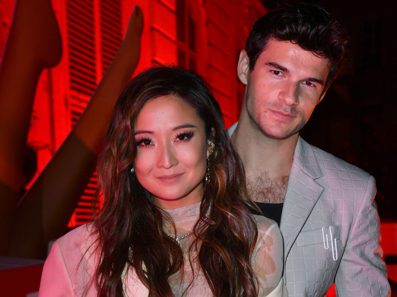 Ashley Park y Paul Forman, el romance que atravesó el set de 'Emily in ...