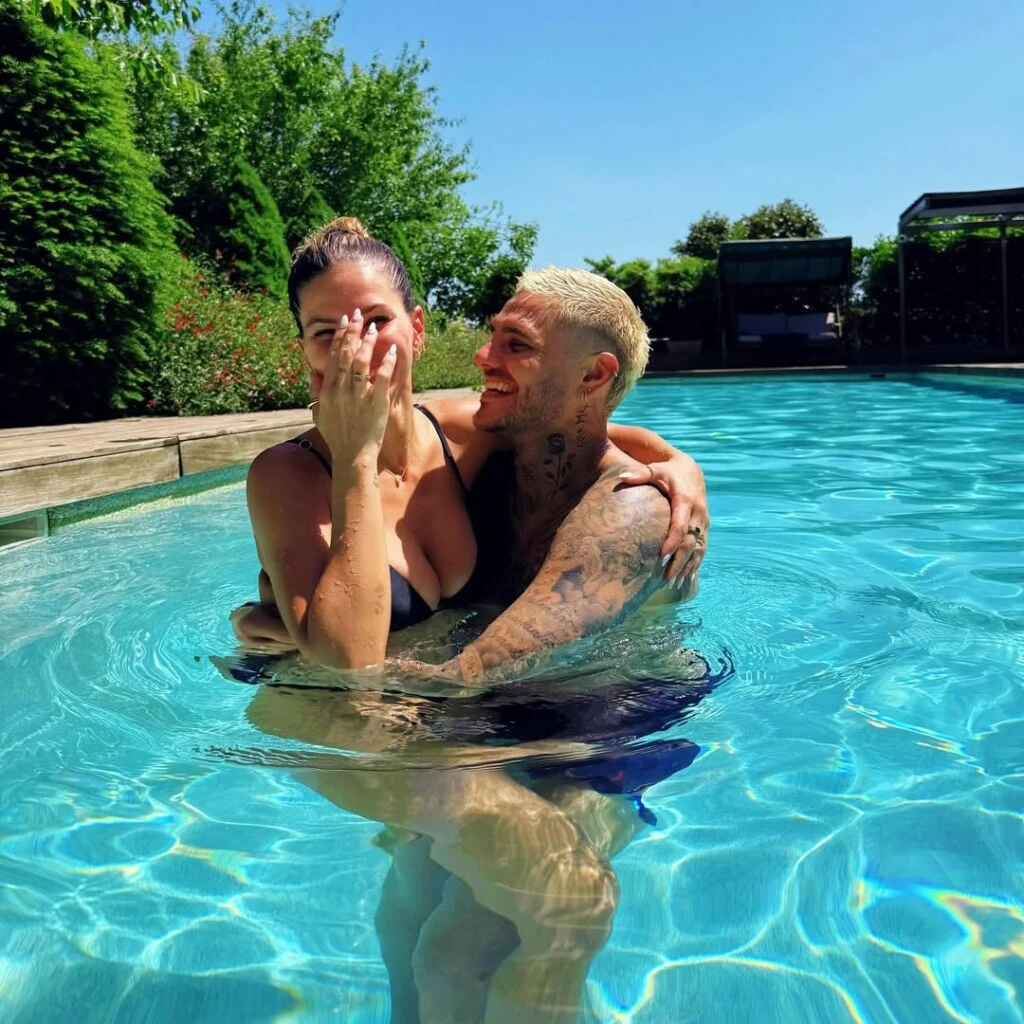 Mauro Icardi presumió a la China Suárez con románticas fotos desde la pileta: "Una diosa de otro ...