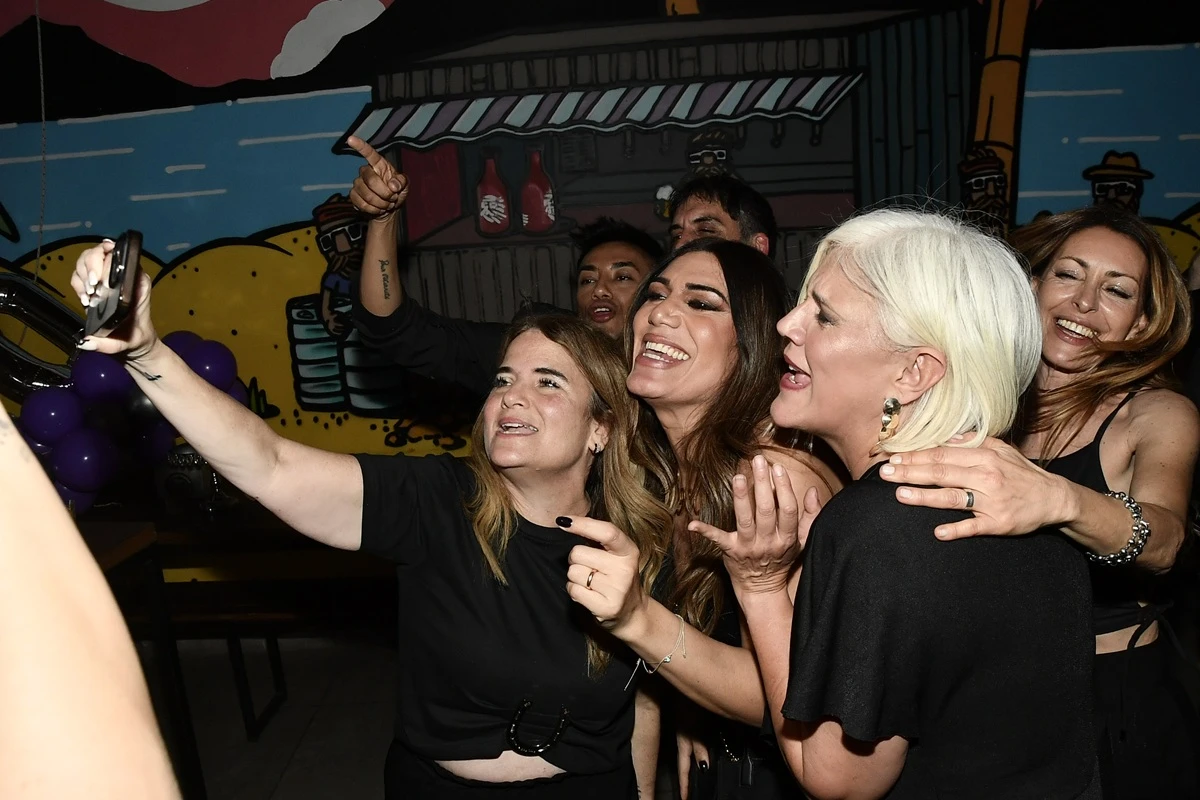 El sofisticado estilo gótico de Flor de la V en la fiesta por los 100 programas de "Los ...