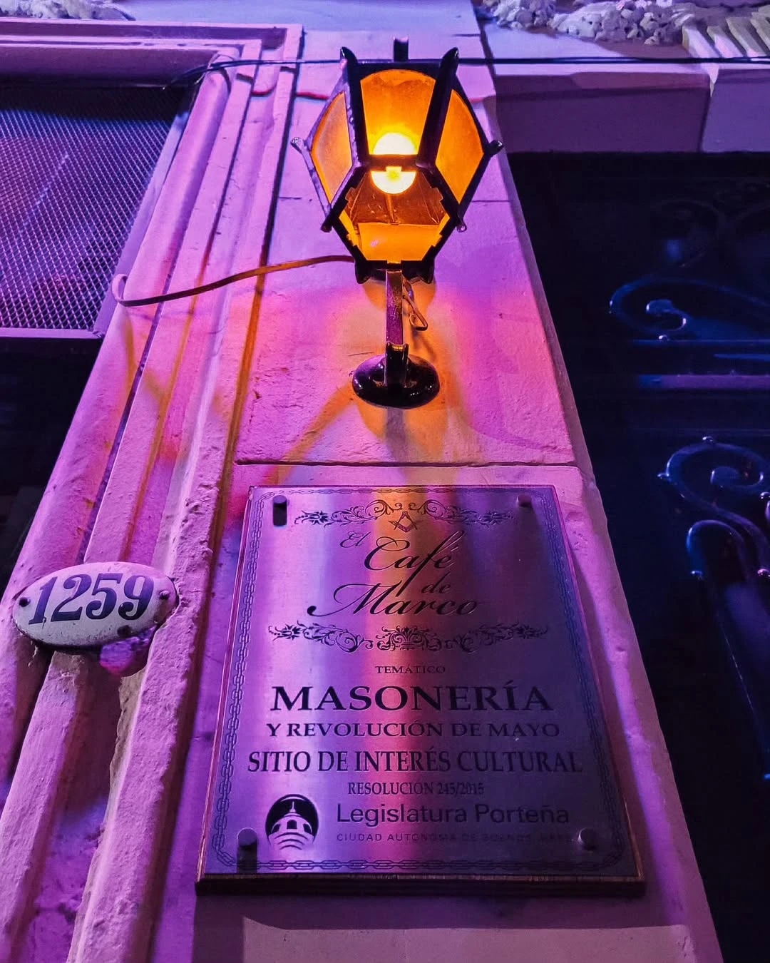 Cómo desayunar por 5.800 pesos en un "café oculto masónico" inaugurado ...